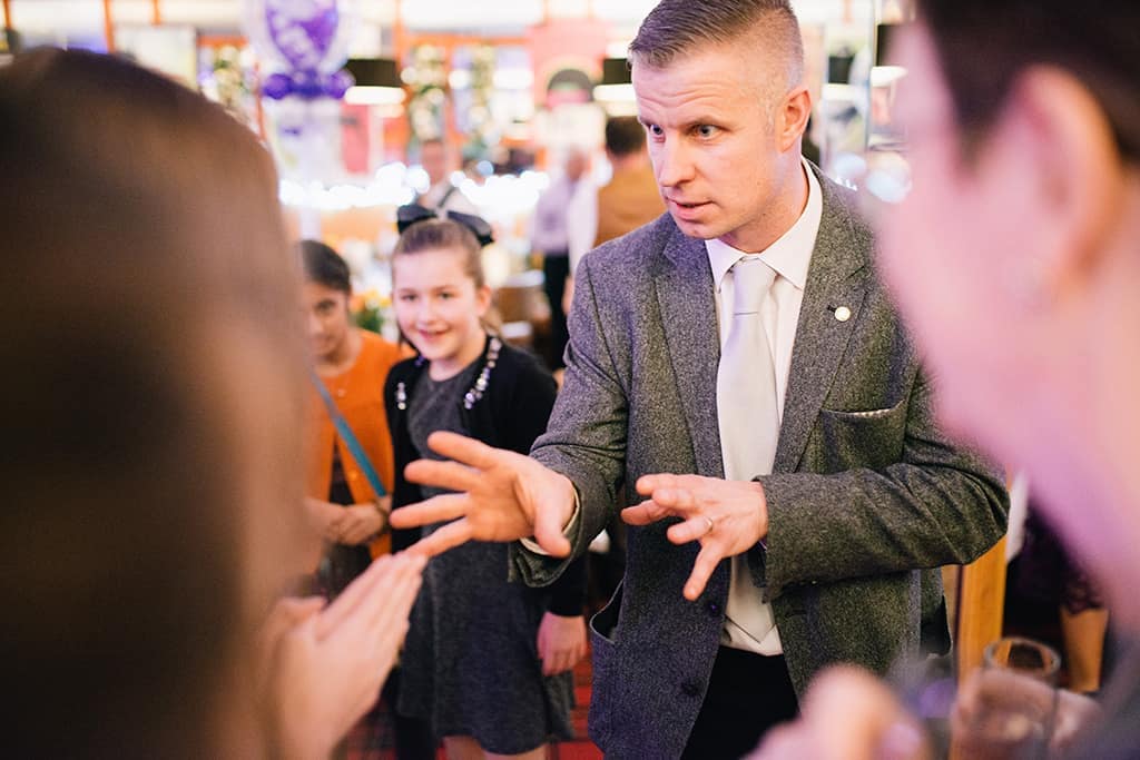 Lee Bell Close-up Magician - Lee Bell